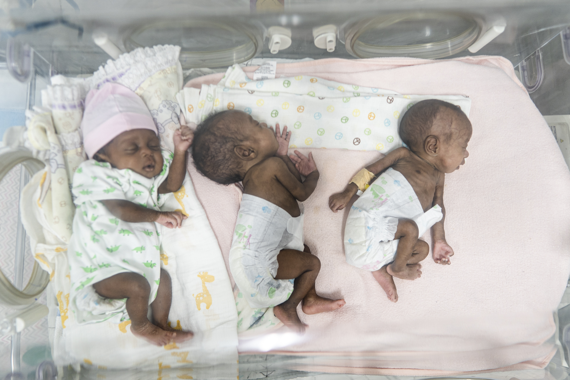 Home triplet birth receives urgent care at HAS - Hôpital Albert ...